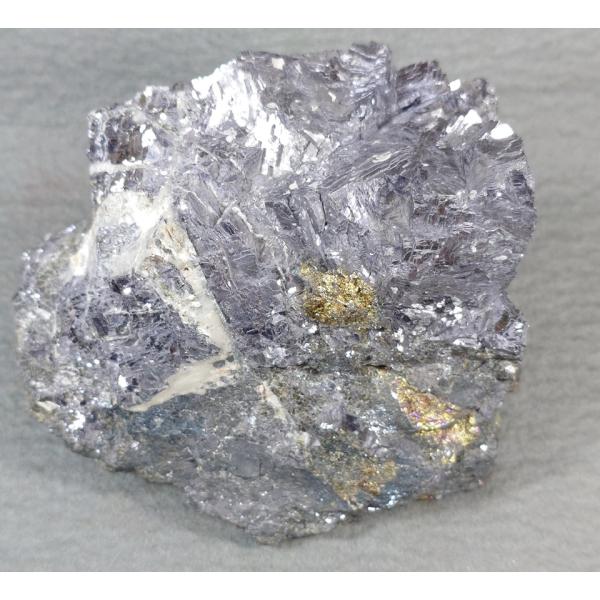 方鉛鉱(GALENA)北海道札幌市南区豊羽鉱山世界最大のインジウム鉱山として有名だった豊羽の方鉛鉱ですが、鉱山は残念ながら既に閉山しています。当地の方鉛鉱は微細な銀鉱物を含むことから、含銀方鉛鉱と呼ばれます。この標本に銀鉱物が含まれているか...