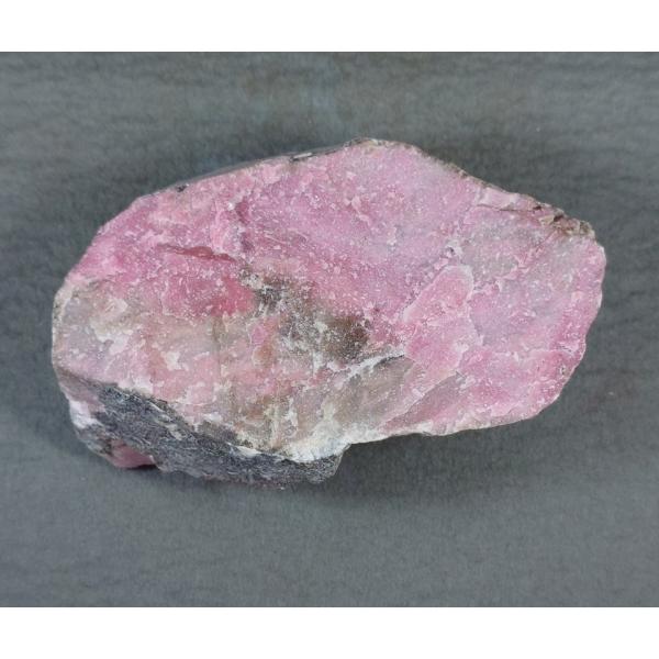 ばら輝石(RHODONITE)産地　長野県上伊那郡辰野町浜横川鉱山ほぼ全体が本鉱からなる標本。微細な他形結晶によるものですが、一部には若干粗めの部分も見られます。