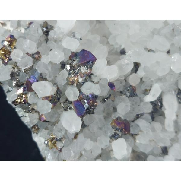 黄銅鉱(CHALCOPYRITE)秋田県鹿角市尾去沢鉱山鉱脈中晶洞に水晶を伴うもの。数ミリサイズの本鉱が散らばっています。結晶面に照りは見られません。