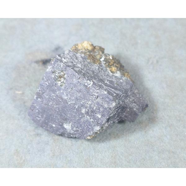 方鉛鉱(GALENA)三重県熊野市紀和町紀州鉱山一辺が約2.5cmほどある方鉛鉱自形結晶。一部に閃亜鉛鉱を伴っています。