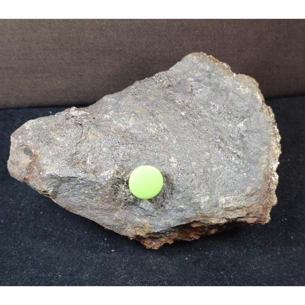 磁鉄鉱・黄鉄鉱(MAGNETITE)埼玉県秩父市秩父鉱山磁鉄鉱と黄鉄鉱からなるもの。磁鉄鉱には自形結晶は見られません。黄鉄鉱は5mm未満の自形結晶としてみられます。磁石は販売品ではありません。