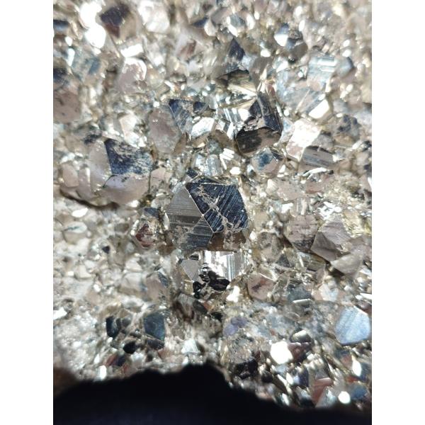 黄銅鉱(CHALCOPYRITE)秋田県鹿角市尾去沢鉱山黄銅鉱と黄鉄鉱の結晶から成るもの。黄銅鉱に照りはありませんが黄鉄鉱はピカピカです。