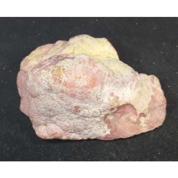 菱マンガン鉱(RHODOCHROSITE)産地　北海道古平郡古平町稲倉石鉱山ほぼ本鉱と硫化鉱物からなる標本。断面には磨きが入っています。断面を観察すると、鉱脈が何度も生成と破壊が繰り返されたことがよくわかります。