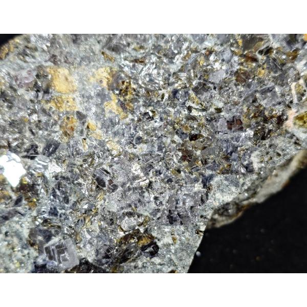 方鉛鉱・閃亜鉛鉱(GALENA)北海道余市郡仁木町大江鉱山劈開が顕著な方鉛鉱と閃亜鉛鉱。菱マンガン鉱を伴っています。閃亜鉛鉱は一部鼈甲亜鉛に相当する部分もあります。