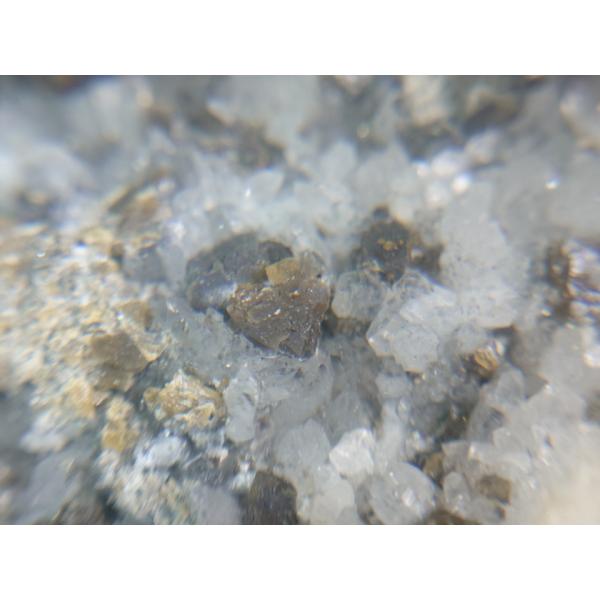 閃亜鉛鉱（SPHALERITE)　産地　栃木県宇都宮市篠井富井鉱山いわゆるべっこう亜鉛タイプの閃亜鉛鉱。5mm未満の自形結晶としてみられます。母岩の部分には黄鉄鉱や黄銅鉱が含まれています。