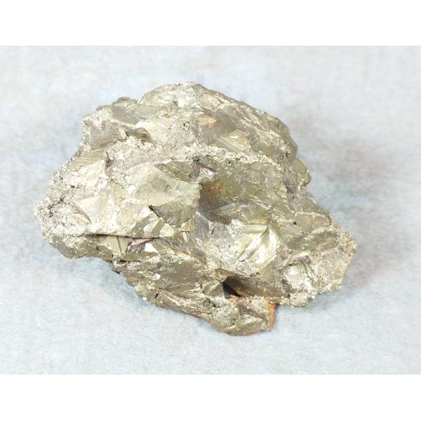 黄銅鉱(CHALCOPYRITE)秋田県鹿角郡小坂町小坂鉱山ほぼ黄銅鉱のみからなる標本。黄銅鉱は所々に1cm程度の結晶や結晶面が見られます。