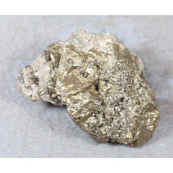 黄銅鉱(CHALCOPYRITE)秋田県鹿角郡小坂町小坂鉱山ほぼ黄銅鉱のみからなる標本で一部に細かな黄鉄鉱や水晶を伴うもの。黄銅鉱は1cm未満の結晶面が見られます。