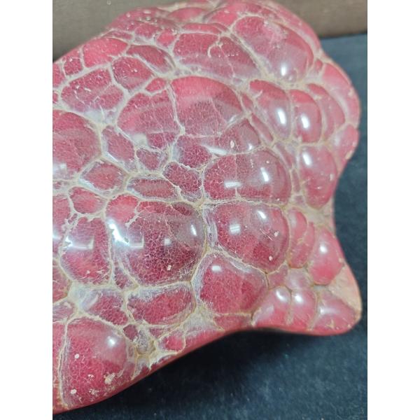 菱マンガン鉱(RHODOCHROSITE)産地　北海道古平郡古平町稲倉石鉱山概ね本鉱からなる標本ですが一部に金属鉱物を伴っています。断面には本鉱による縞模様が観察できます。一番トップの部分は元々晶洞に面したと思われますが研磨されています。約...