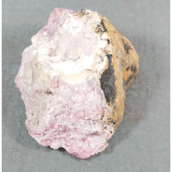菱マンガン鉱(RHODOCHROSITE)産地　北海道余市郡仁木町然別　大江鉱山ピンク色の菱マンガン鉱とそれに伴う重晶石。板状の重晶石はその表面が微細な水晶に覆われています。