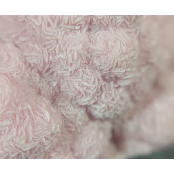 菱マンガン鉱(RHODOCHROSITE)産地　北海道古平郡古平町稲倉石鉱山ほぼ本鉱と方解石からなる標本。断面には本鉱による縞模様が観察できます。また晶洞に面した部分では、1〜2mmサイズの自形結晶が観察できます。