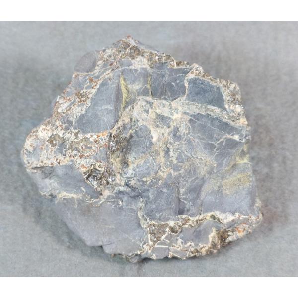 閃亜鉛鉱（SPHALERITE)　産地　長崎県対馬市厳原町対州鉱山あまり標本の出回っていない産地。母岩の隙間を本鉱が埋めています。