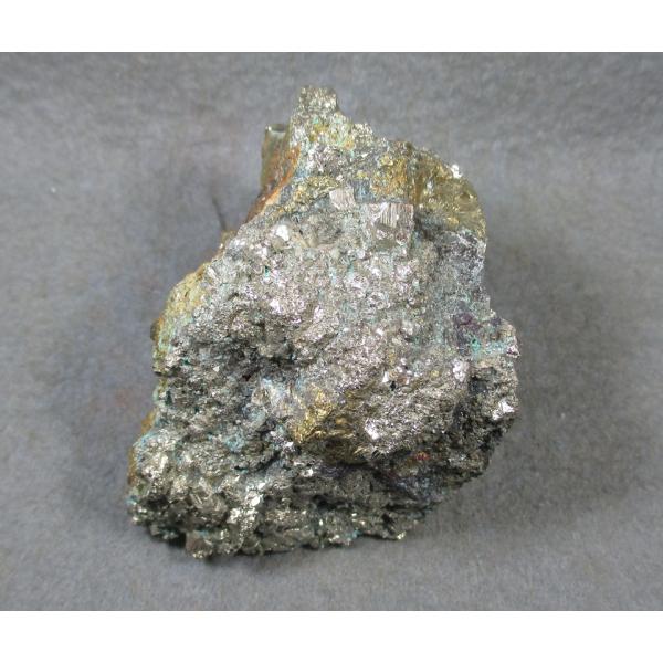 黄鉄鉱(PYRITE)　産地　秋田県鹿角郡小坂町小坂鉱山ほぼ黄鉄鉱のみからなる標本。所々に数ミリサイズの黄鉄鉱自形結晶が見られます。