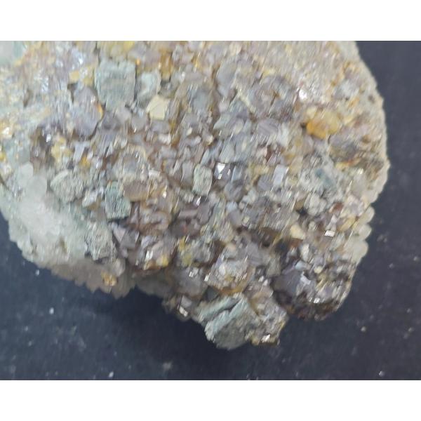閃亜鉛鉱(SPHALERITE)産地　青森県中津軽郡西目屋村尾太鉱山若干の方鉛鉱とともに鼈甲亜鉛状の閃亜鉛鉱が見られるもの。主に石英から成る母岩に伴っています。約3.1kgあります。