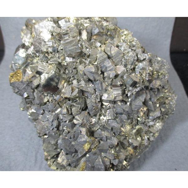 黄銅鉱・黄鉄鉱(CHALCOPYRITE)秋田県鹿角市尾去沢鉱山母岩の表面に黄銅鉱と黄鉄鉱が見られる標本。黄銅鉱は表面がくすんでいますが、黄鉄鉱はツヤツヤピカピカ。黄銅鉱の表面には微細な結晶(方鉛鉱？)が一部に見られます。大きなクラックが見...