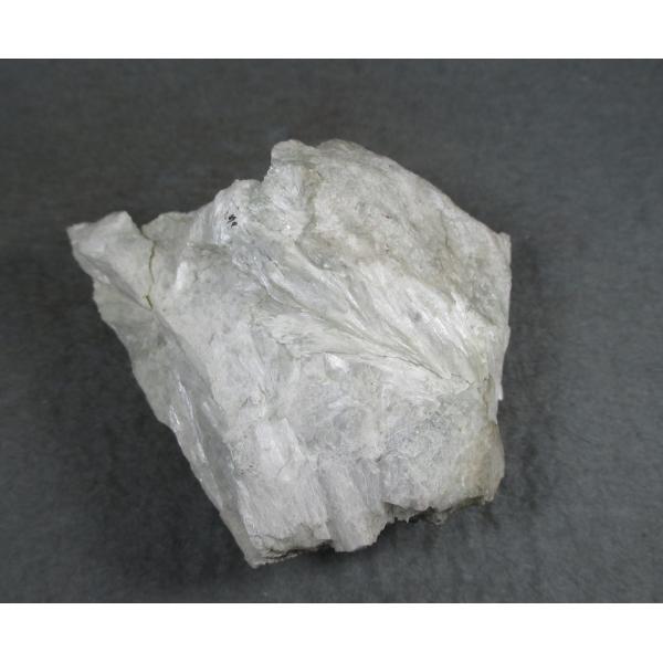 珪灰石(WOLLASTONITE)産地　岐阜県揖斐郡春日村春日鉱山白川坑国内屈指ドロマイトスカルンを有する春日鉱山の珪灰石。以前は国内で唯一といえる珪灰石を専門で採掘する鉱山でした。ほぼ珪灰石のみの集合体。表面には風化に伴う汚れやハンマー痕...