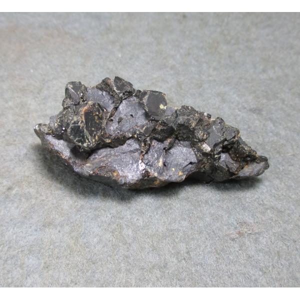 閃亜鉛鉱（SPHALERITE)　産地　埼玉県秩父郡大滝村秩父鉱山　結晶の形があまり明瞭でない閃亜鉛鉱と、閃亜鉛鉱の間を埋めるようにみられる方鉛鉱です。方鉛鉱は溶けたような形状をしています。