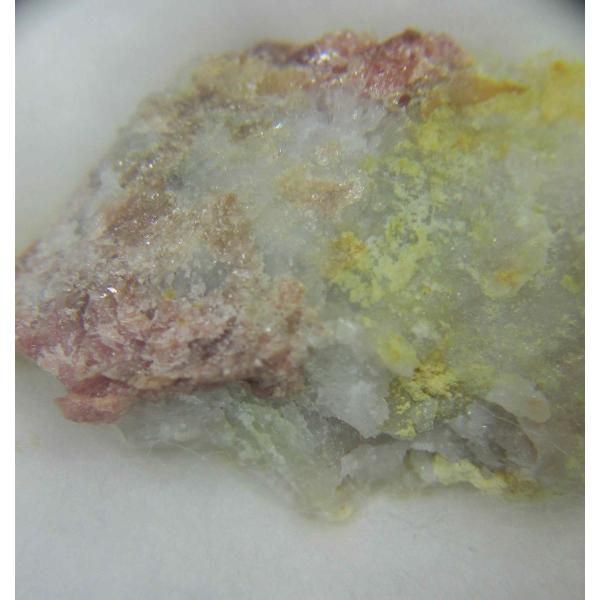 スピロフ石(SPIROFFITE)産地　Moctezma,Sonora,Mexico世界的にも珍しいマンガンの亜テルル酸塩鉱物。世界でも三箇所でしか見つかっていません。赤みの強いピンク色の鉱物。