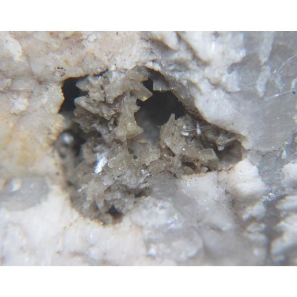 ベルトラン石(BERTRANDITE)Biermann Quarry, Bethel,Connecticut,U.S.A.ベリリウムを含む二次鉱物。緑柱石が分解してできたもので、緑柱石の結晶が溶け去った跡にベルトラン石の結晶が成長したもの。