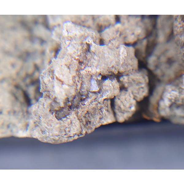 灰チタン石(PEROVSKITE)産地　岡山県高梁市備中町布賀備中石〜ゲーレン石にともなうもの。雨水によって母岩が溶け去り、結晶サイズ1mm未満の灰チタン石結晶が浮き出ています。「ペロブスカイト太陽電池」の礎とされるものです。