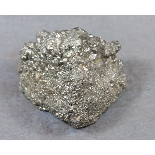 黄鉄鉱(PYRITE)産地　Peru黄鉄鉱の成分は名前が示すように硫黄と鉄からなっています。美しい金色をしているため、昔からよく金と間違えられました。そのため、「愚か者の金」というあまりありがたくない別名もあります。昔は硫酸を生成した後に鉄...