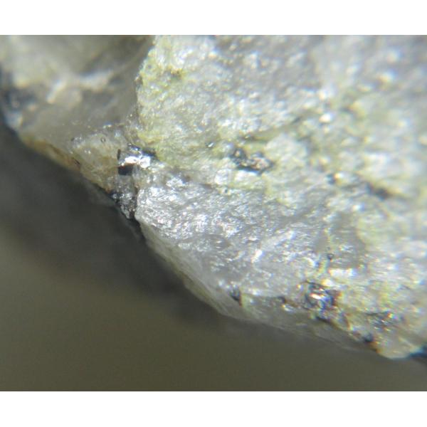 自然蒼鉛(BISMUTH)産地　岡山県加賀郡吉備中央町加茂鉱山小さな石英片に伴い銀白色の自然蒼鉛が見られます。へき開と独特の色の感じが特徴的です。サイズは1mm弱。自然蒼鉛の周辺で黄色く見える部分はケヒリン石。
