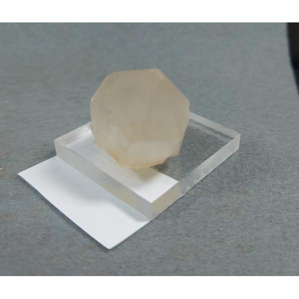水晶(QUARTZ）産地　山梨県甲州市塩山　竹森ススキ入り水晶と呼ばれ、苦土電気石のインクルージョンで有名な竹森の水晶。本品は電気石の目立ったインクルージョンは見られないようです。