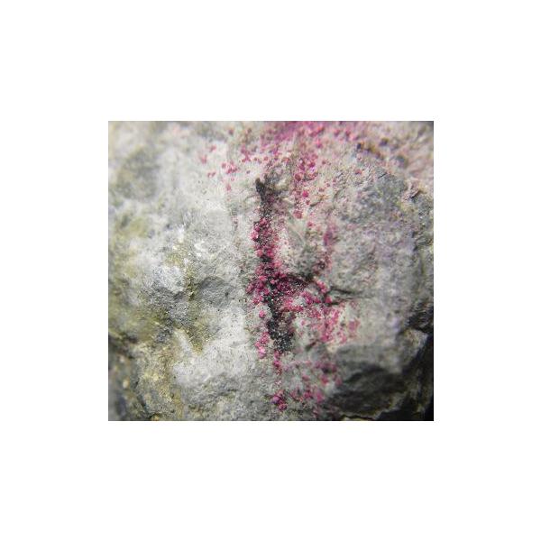 コバルト華（ERYTHRITE）産地　和歌山県東牟婁郡北山村下尾井大勝鉱山美しいコバルト華の結晶が球状に集まった標本です。