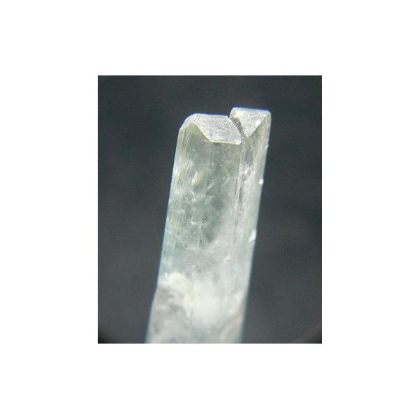 重晶石(BARITE)産地　Stoneham Colorado U.S.A.青緑色透明〜半透明の柱状結晶。端面もしっかりしています。一部に接触痕が見られます。結晶面の照りはあまり見られません。長さ3cmほど、径約7mm。