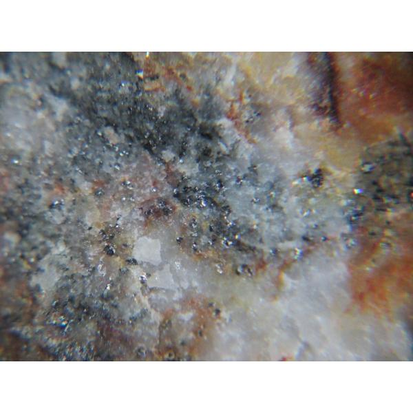 都茂鉱(TSUMOITE)産地　長野県茅野市金沢　向谷鉱山都茂鉱は1978年に論文発表された日本産新鉱物で、原産地は島根県都茂鉱山。近年向谷鉱山からも産出することが確認されました。この標本はやや大きなへき開として観察されますが、ヘドレイ鉱と...