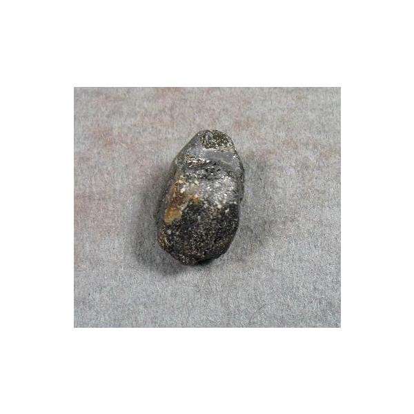 錫石(CASSITERITE)京都府亀岡市大谷鉱山繁恵坑錫石の分離結晶の川流れ品。大まかに結晶形は残っていますが、川ズレのため、結晶面の光沢は一部を除いて見られません。長さ2cm程。