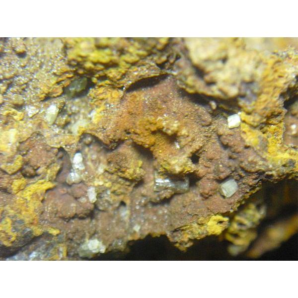 ミメット鉱(MIMETITE)宮崎県西臼杵郡日之影町大吹鉱山褐鉄鉱からなる母岩の隙間に1mm程の小さな結晶が見られます。