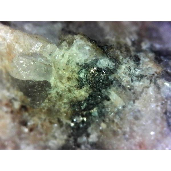 自然蒼鉛(BISMUTH)産地　栃木県鹿沼市唐沢鉱山銀白色の微細な自然蒼鉛。へき開と独特の色の感じが特徴的です。サイズは1mm未満です。