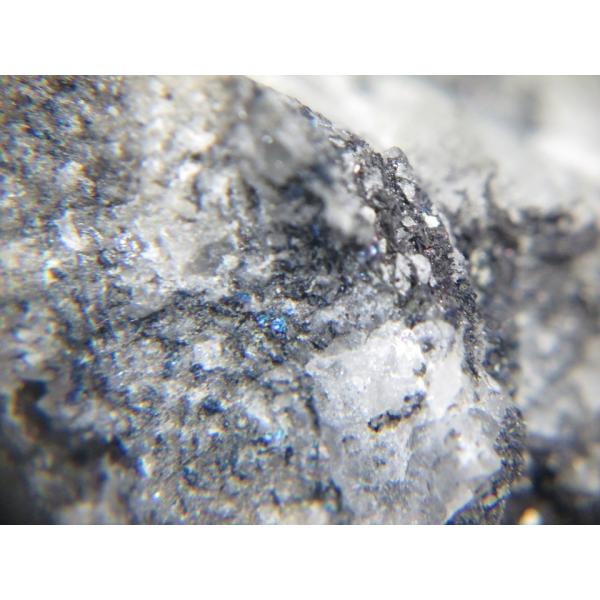 コベリン：銅藍(COVELLITE)産地　山梨県北巨摩郡須玉町増冨鉱山国産の銅藍産地の一つとして古くから有名。石英中に硫砒銅鉱とともに見られます。ルーペで観察すると本鉱独特の色合いを観察することができます。
