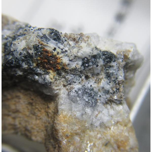 スピネル：尖晶石(SPINEL)　岐阜県揖斐郡春日村春日鉱山美束ドロマイトスカルンで有名な春日鉱山のスピネル。最大1mmほどのスピネル。割れているためその多くが破面となっていますが、結晶面の見られるものがいくつかあります。