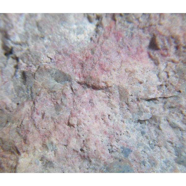 辰砂(CINNABAR)産地　大阪府河内郡千早赤阪村千早鉱山母岩中に微細な本鉱が点々と含まれているもの。