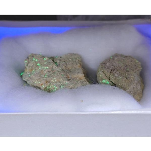 燐灰ウラン石(AUTUNITE)岡山県苫田郡上斎原村　人形峠鉱山非常にもろい母岩に伴うもの。肉眼的には結晶等よくわかりませんが、紫外線を照射することによって、その存在を確認することができます。非常にもろいため、発送の際には多少破損する場合が...