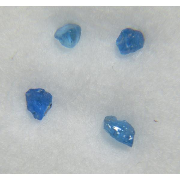 アウイン(HAUYNE)産地　Mendig Eifel,Germany美しい青色の鉱物。母岩からの分離品。1mmほどの本鉱を4点セットにしたもの。