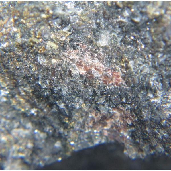デーナ石(DANALITE)産地　広島県比婆郡西城町平子鉱山小さな赤褐色粒状。母岩中に点々と含まれています。母岩中にほたる石などを伴っています。