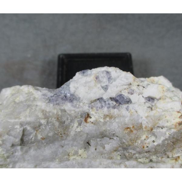 ほたる石(FLUORITE)　産地　三重県いなべ市宇賀渓やや風化の進んだ花こう岩中に見られるほたる石。緑〜紫色。長波紫外線で蛍光を発します。