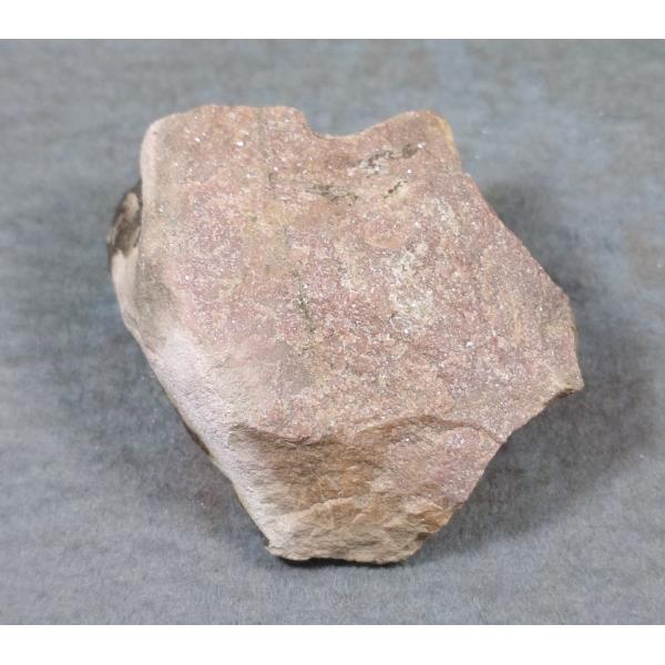 ばら輝石(RHODONITE)産地　三重県阿山郡大山田村山田鉱山マンガン鉱石としては低品位のばら輝石を含むもの。一部に採集の際についた打撃痕が見られます。