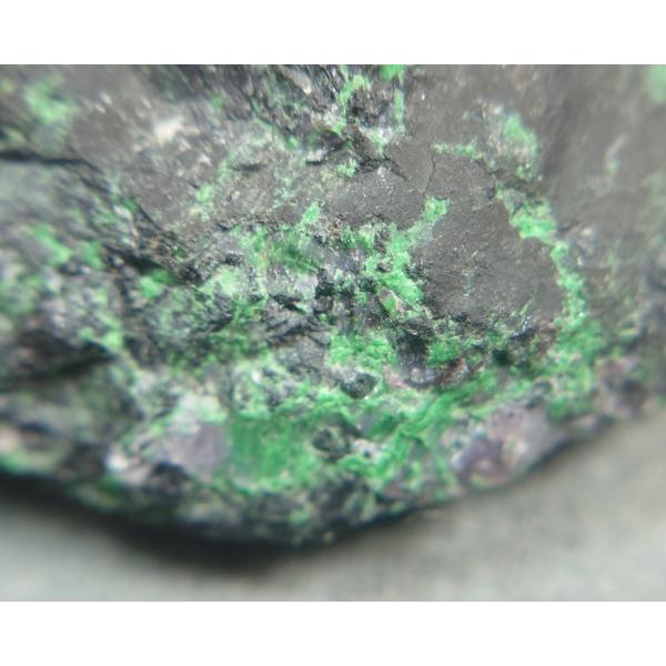 灰クロムざくろ石(UVAROVITE)熊本県八代市猫谷鉱山母岩の隙間を埋めるように緻密な本鉱が見られます。自形結晶はみられません。
