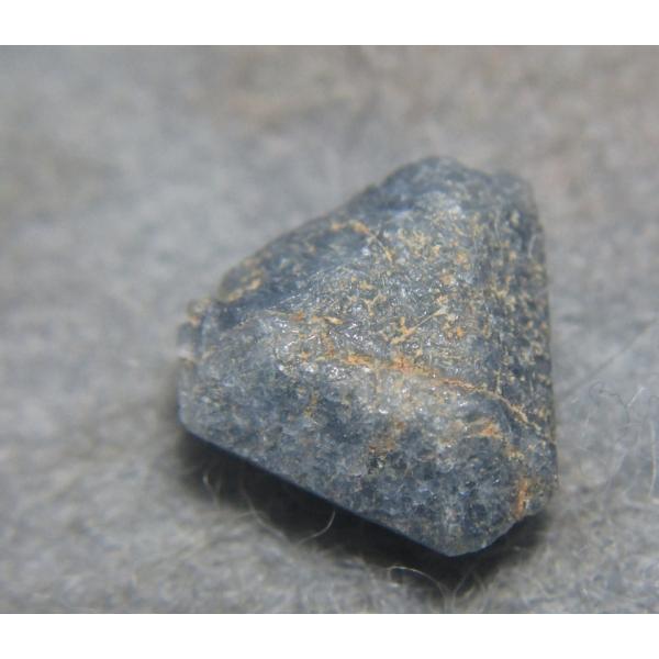 ベニト石(BENITOITE)産地　San Benito County California,U.S.A.ベニトの分離結晶。結晶面の照りは見られません。結晶サイズは一辺が7mm程度。