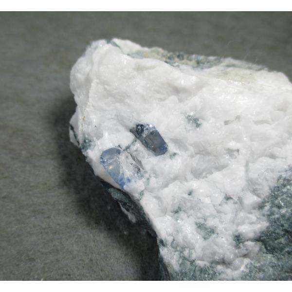 ベニト石(BENITOITE)産地　San Benito County California,U.S.A.有名なSan Benito産のベニト石。沸石中に埋没した状態のもの。結晶サイズは数ミリありますが色は薄い。比較的結晶面も整っています。
