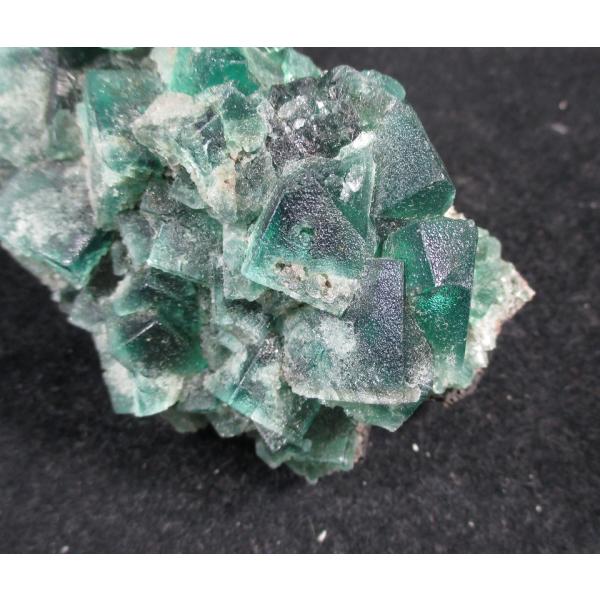 ほたる石(FLUORITE)産地　Rogerley Mine,Weardale Co.Durham,U.K.有名なイギリス　ロジャリー鉱山産のほたる石。結晶面の照りはあまりありません。紫外線でもよく蛍光するのが特徴。大きな結晶は一辺最大2c...