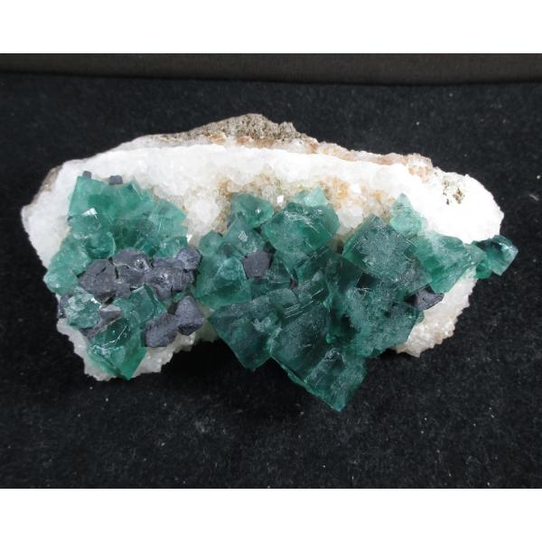 ほたる石(FLUORITE)産地　Rogerley Mine,Weardale Co.Durham,U.K.有名なイギリス　ロジャリー鉱山産のほたる石。紫外線でもよく蛍光するのが特徴。結晶面の照りはあまりありません。水晶の上にほたる石が晶出...