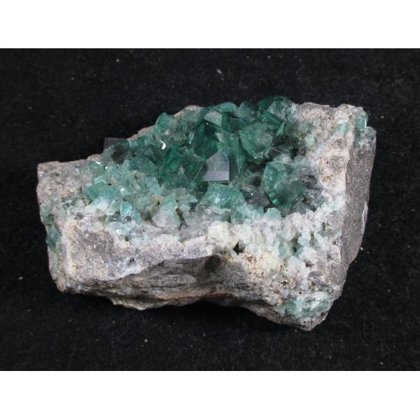 ほたる石(FLUORITE)産地　Rogerley Mine,Weardale Co.Durham,U.K.有名なイギリス　ロジャリー鉱山産のほたる石。紫外線でもよく蛍光するのが特徴。座りをよくするため、底面はカットの上でアクリル板が付いて...