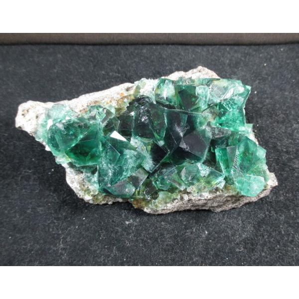 ほたる石(FLUORITE)産地　Rogerley Mine,Weardale Co.Durham,U.K.有名なイギリス　ロジャリー鉱山産のほたる石。紫外線でもよく蛍光するのが特徴。結晶面の照りはまあまあ。座りをよくするため、底面はカット...