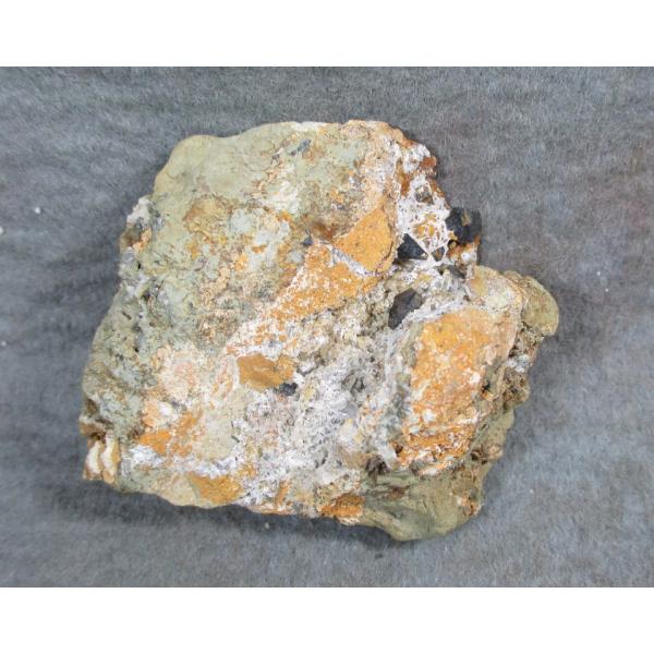 鋭錐石(ANATASE)産地　Karhan Mts.Baluchistan Islamic Republic of Pakistan母岩の晶洞中にちょこんと鋭錐石が見られます。最大5mmほどの結晶。