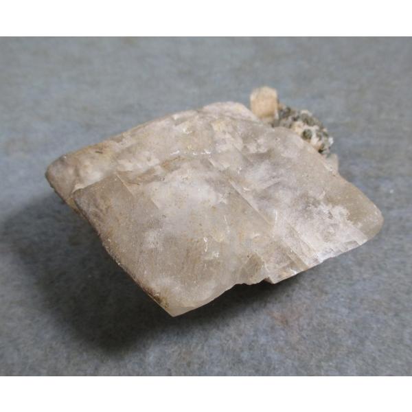 方解石(CALCITE)産地　長野県南佐久郡川上村甲武信鉱山方解石の菱面体結晶。裏面は劈開面となっています。一辺3cmほど。