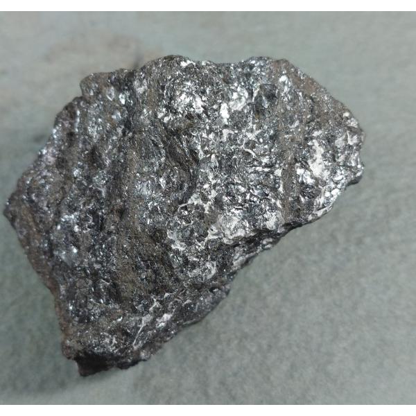 クロム鉄鉱(CHROMITE)産地　北海道勇払郡むかわ町穂別　富内　富内鉱山ほぼ全体が本鉱から成るもの。一部に菫泥石らしきものが見られます。